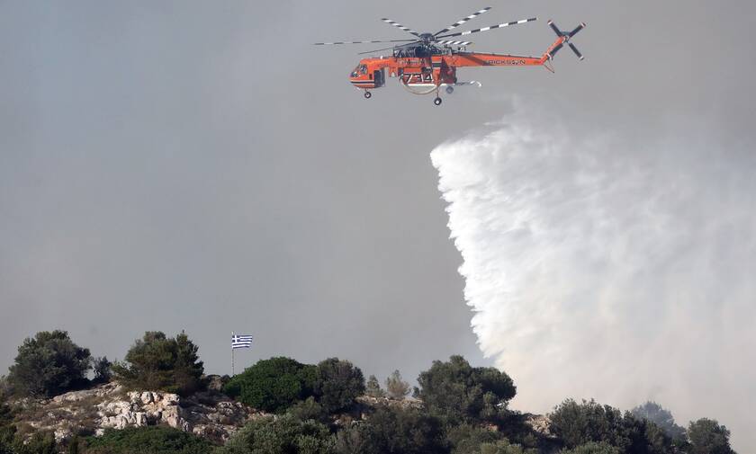 Μάχη με τις αναζωπυρώσεις – Συνεχείς οι ρίψεις από εναέρια μέσα ...