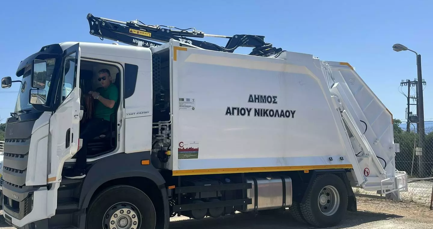 Νέο απορριμματοφόρο για τους βυθιζόμενους κάδους παρέλαβε σήμερα ο ...