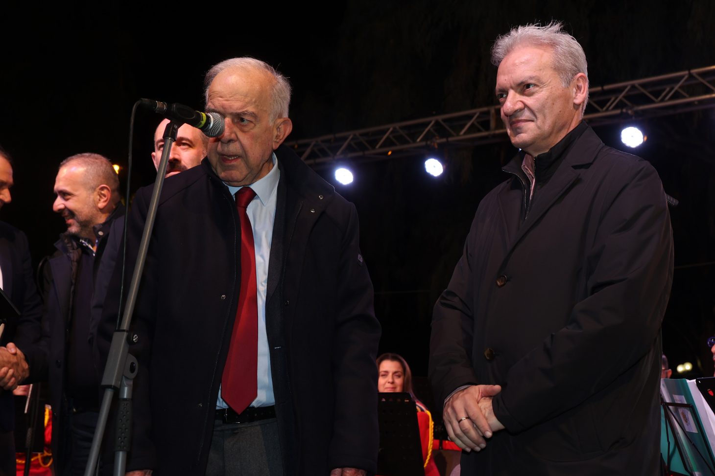 Συγκίνηση του Βασίλη Λαμπρινού στην τελευταία εμφάνιση ως Δήμαρχος ...