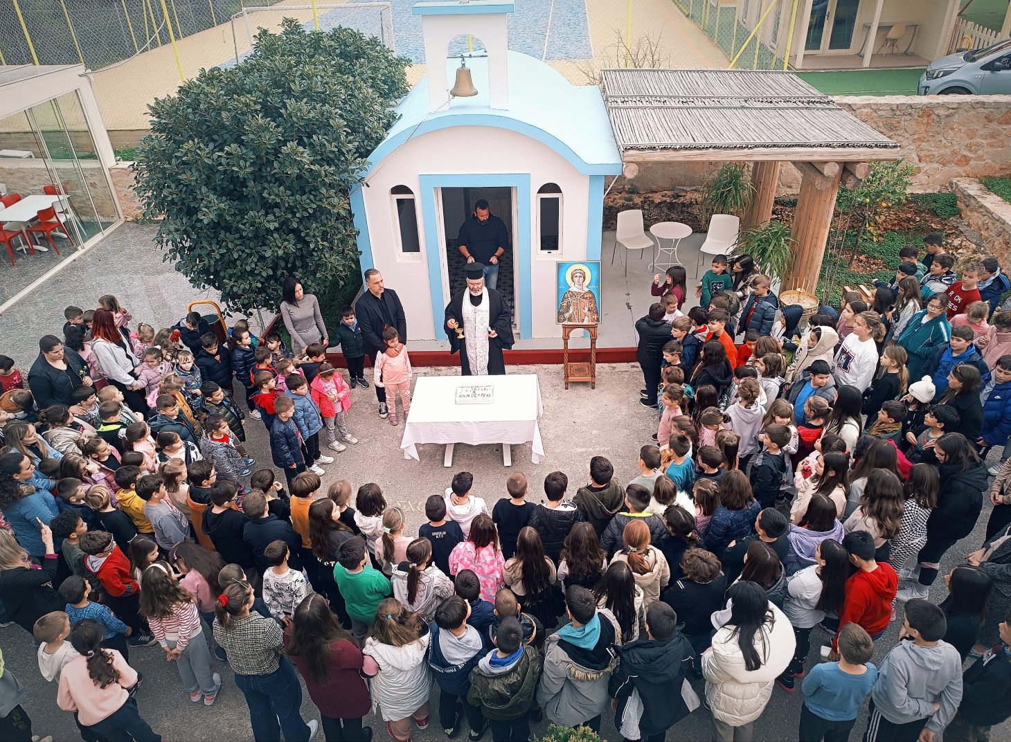 Χερρονάσιος Σχολή: Τρισάγιο για τα θύματα στα Τέμπη, στην εκκλησία της ...