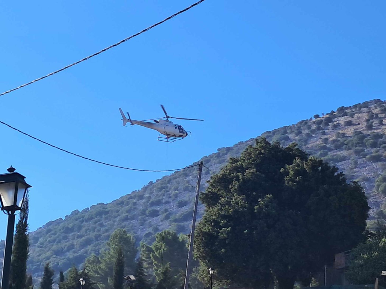 Θεαματικές εικόνες: Mε ελικόπτερο η μεταφορά των υλικών για τις ...